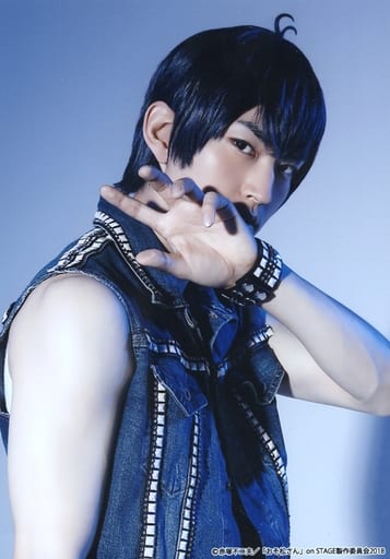 Official photo (male) / actor Masanari Wada (Karamatsu) / Bust Up / Left Hand Bending / Body ...