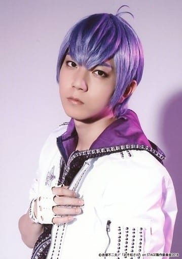 Official photo (male) / actor Yuya Asato (Hitotsumatsu) / Bust Up, Right Hand Breast, Left Body ...