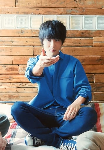 Yuta Higuchi / Whole Body / Costume Blue / Sitting / Agura / Right Hand ...