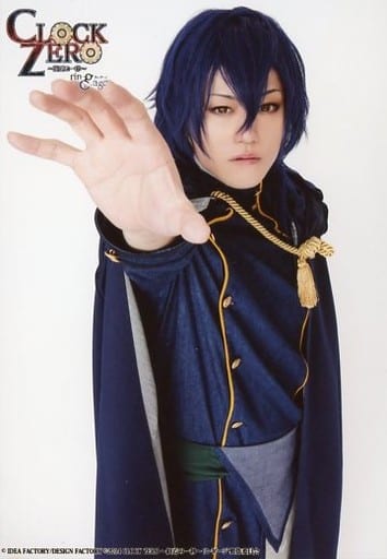 Official photo (male) / actor Yuki Hiyori (wanderer) / Upper body, Body facing right, Right hand ...