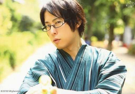 Official photo (male) / Voice actor Yusuke Shirai / Landscape / Bust up / Green costume / Yukata ...