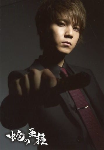 Official photo (male) / actor Yuya Asato / Upper body / Costume black / Right hand gun / Body ...
