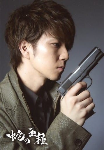 Official photo (male) / actor Yuya Asato / Bust-up, Costume Khaki, Black, Right Hand Gun, Body ...