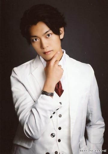 Official photo (male) / actor Keisuke Minami / Upper Body / Right Jaw ...