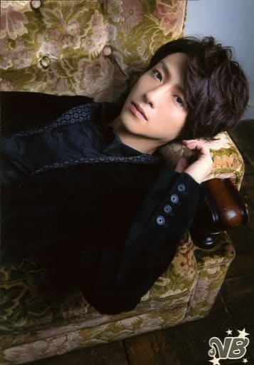 Official photo (male) / actor Hiroki Suzuki / Upper Body / Lying Down / Black Costume / Left ...