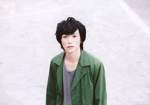 Official photo (male) / actor Hiroki Suzuki / Horizontal Type / Upper Body / Costume Green ...