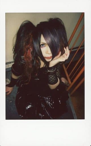 駿河屋 - Sick2/たくま/全身・衣装黒・床座り・右手下・左手頬杖・カメラ見上げ・微笑み・背景壁白/生チェキ（男性生写真）