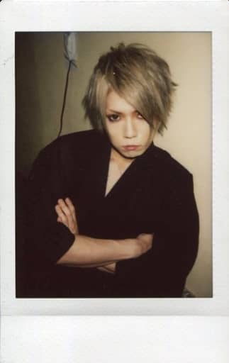 Official photo (Male) / visual kei Band / DIV DIV/satoshi / Upper body / Black costume / Yukata ...