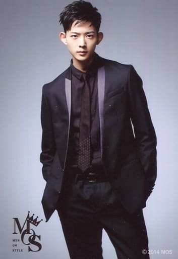 Official photo (male) / actor Ryo Ryusei / Above the Knees / Background ...