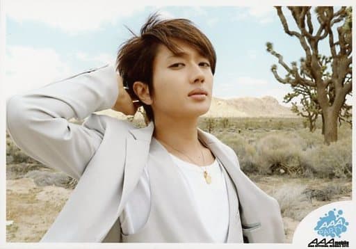 駿河屋 - AAA/西島隆弘/横型・バストアップ・衣装白・グレー・右手上げ・体右向き・野外/「AAA PARTY/AAA mobile」a ...