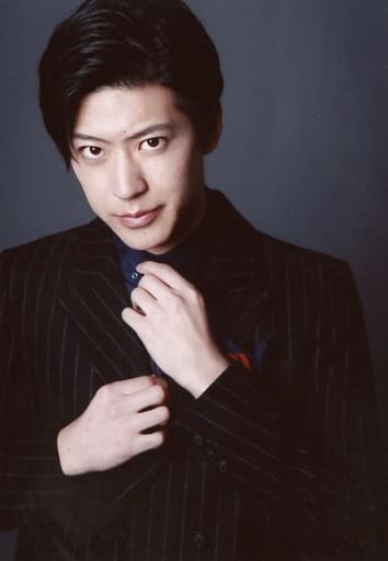Official photo (male) / actor Shota Onuma / Upper Body / Costume Black / Left Side / Both Hands ...