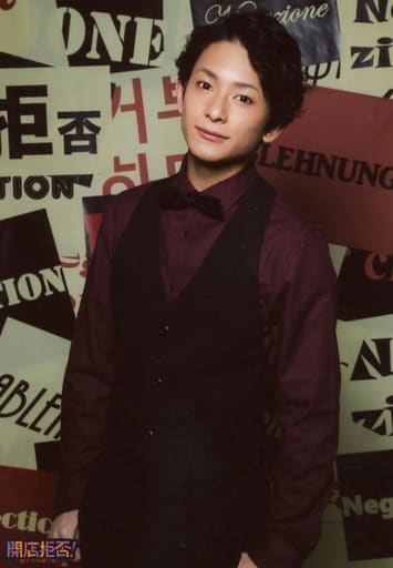 Official photo (male) / actor Shohei Hashimoto / Knee-up / Left-facing ...