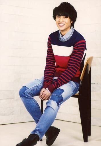 Takashi Nagata / Whole body / Costume Red / Navy Blue / Chair Sitting ...