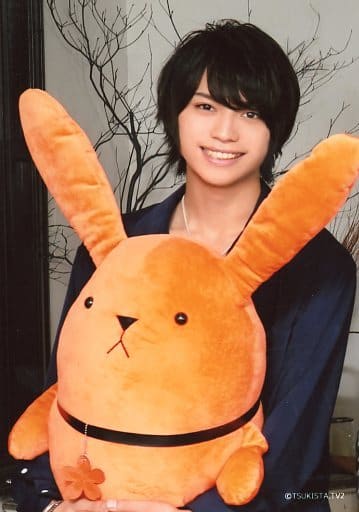 Official photo (male) / actor Ryohei TAKENAKA / Upper Body / Costume Blue / Tsukiusa Plush toy ...