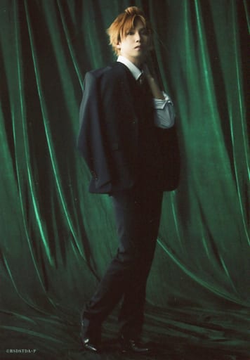 Kosuke Kuwano (Junichiro TANIZAKI) / Whole body, Facing right, Raising ...