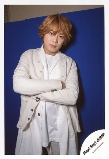 Hey! Say! JUMP / Yuya Takagi / Above-the-knee ・ Costume white ・ Armband ・ Background blue / Hey ...