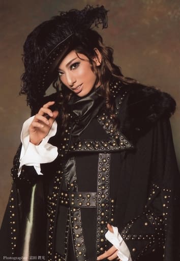 Takarazuka Revue (Hanagumi) / Rei Yuzuka / Upper Body / Background ...