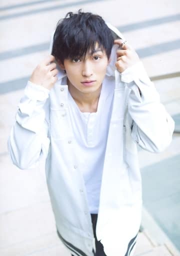 Official photo (male) / actor Ryo Matsuda / Above the Knee / White ...