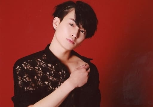 Official photo (male) / actor Ryo Matsuda / Horizontal type / Bust up / Costume black / Right ...