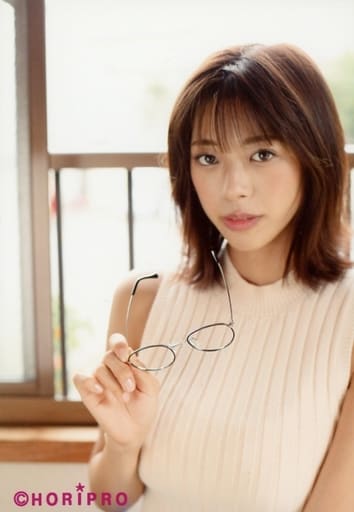 Official photo (female) / Gravure idol Minami Wachi / Upper Body ...