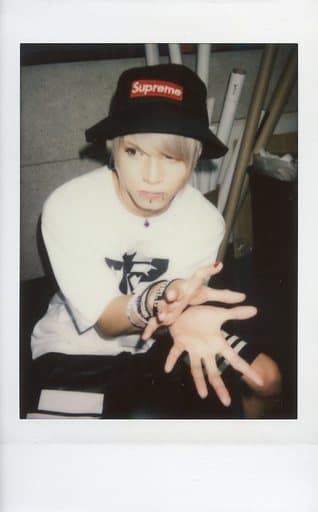 Pentagon / Atsuteru / Kneecap / Sitting / Costume white / black / Hat ...