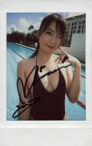 Misaki Horio / with handwritten signature / Bust Up / Swimsuit Black / Left Person's Pointing ...