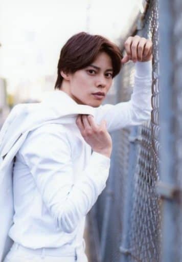 Official photo (male) / actor Yuya Uno / Upper Body / White Costume / Right Hand Jacket / Left ...