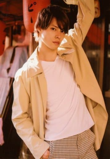 Official photo (male) / actor Yuya Uno / Above Knee / Costume Beige / White / Gray / Right Hand ...