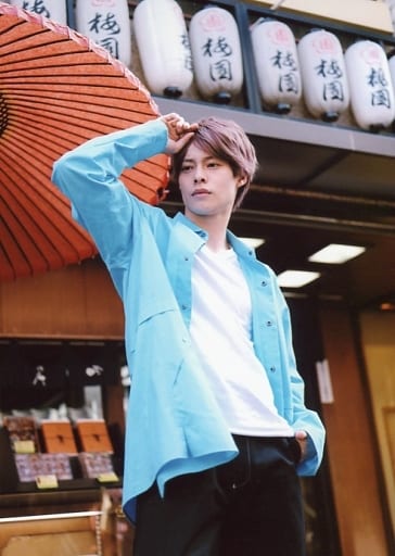 Official photo (male) / actor Yuya Uno / Above Knee / Light Blue Costume / White / Black / Right ...