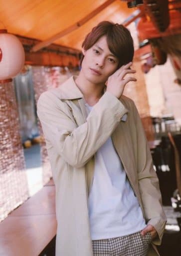 Yuya Uno / Upper Body / Costume Beige / White / Right Hand Hair / Face Tilt / 2L Size / 「 Yuya ...