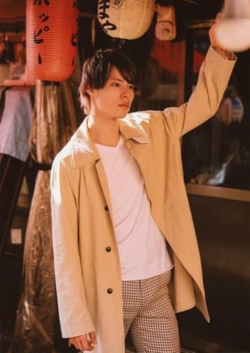 Official photo (male) / actor Yuya Uno / Above Knee / Costume Beige / White / Left Hand Raised ...