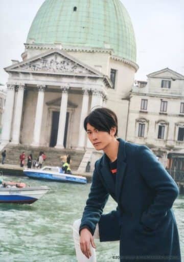 駿河屋 - 南圭介/膝上・衣装黒・左向き・右足曲げ・左手ポケット/南圭介 ベネチアブロマイドセット①（男性生写真）