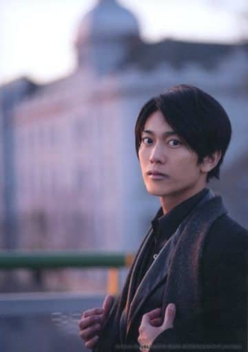 Official photo (male) / actor Keisuke Minami / Bust Up / Costume Black ...