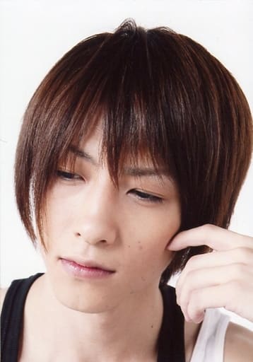 Official photo (male) / actor Hiroki Suzuki / Face Up / Costume Black / White / Tank Top / Left ...