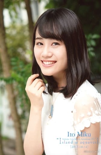 Miku Ito / Bust Up / Left Facing / Right Hand Up / Postcard Size ...