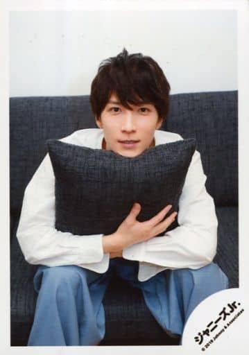 Snow Man / Sho Watanabe Ta / Knee-Up, Sitting, Costume White, Blue, Cushion Holding, Mouth ...