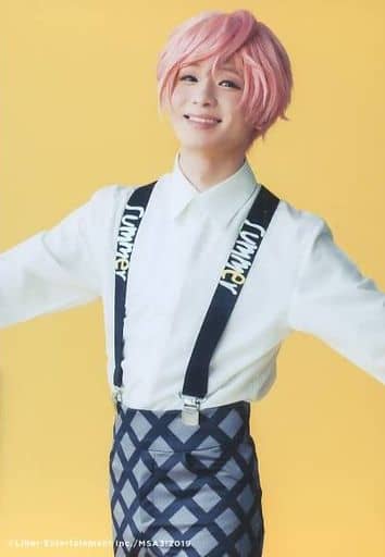 Jun Noguchi (Muku Sakisaka) / Above the Knee / Background Yellow ...