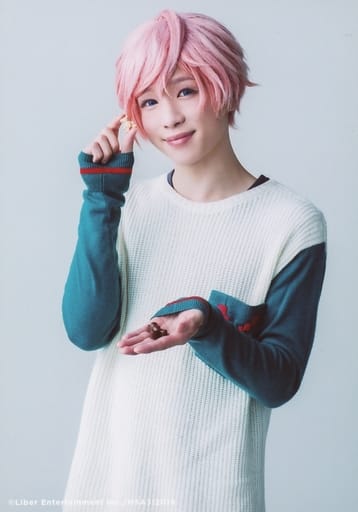 Jun Noguchi (Muku Sakisaka) / Knee-Up, Right-Hand Raising, Background ...