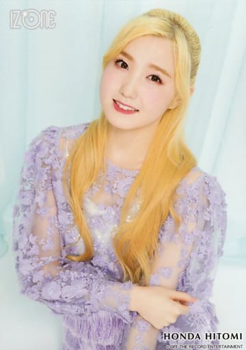 Official photo (female) / idol / IZ*ONE IZ*ONE / Hitomi Honda / Upper body, right hand, left ...