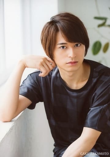Official photo (male) / actor Gaku Takamoto / Upper Body / Costume Black / Right Hand Bending ...