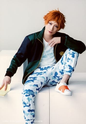 Official photo (male) / actor Sho Jinnai (Tenma Sumeragi) / Sit-down ...