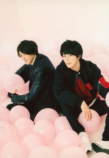 Tomoki Hirose / Hiroki Suzuki / Whole-body (Cut off Tarumi) / Sitting / Costume black / red ...