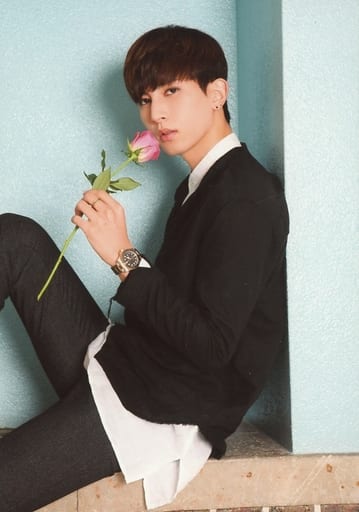 U-KISS/KiSeop (Lee Kiseop) / Above-the-knee, Sitting, Costume Black ...