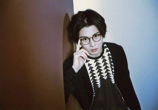 Shin Tamura / Horizontal, Upper body, Costume : Black, White, Right ...