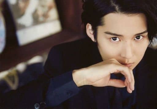 Official photo (male) / actor Shin Tamura / Horizontal, Face-up, Dark ...