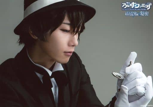 Official photo (male) / actor Kento Kitamura (Ruka) / Yokogata / Bust-up / Costume black / white ...