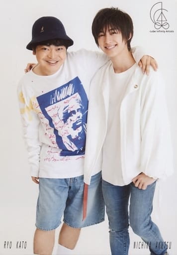 Official photo (male) / actor Ryo Kato / Nichika Akutsu / Kneecaps / White / Blue / Hat ...