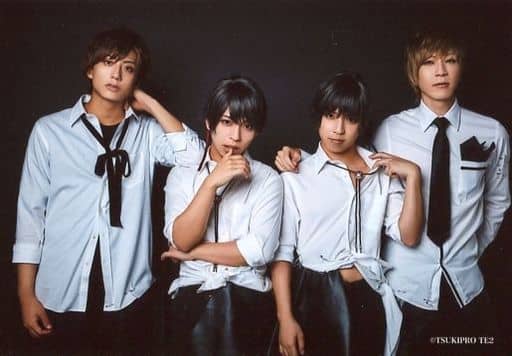 Official photo (male) / actor Gathering (4 persons) / Horizontal, Above the Knee, White Costume ...