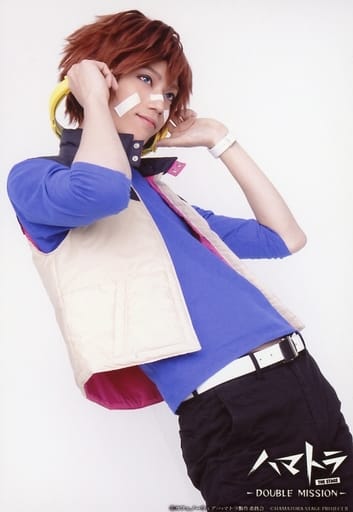 Kensuke Takahashi (Nice) / Knee-up / Right-facing / Both hands ear base / Background white ...