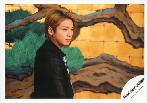 Hey! Say! JUMP / Yuya Takagi / Horizontal ・ Upper body ・ Costume black ・ Under both hands ...